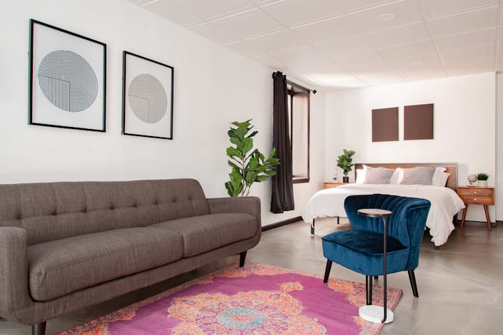 Chief Of Staff's Chambers ✯✯✯✯✯ It's Business Casual At This Studio Near The White House - Washington, D.C.