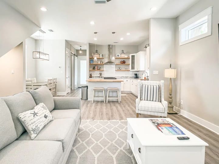 Summer House! Beach & Downtown! - Pensacola, FL