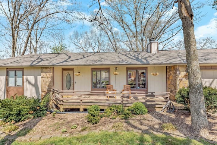 Cozy Bike-in & Out Retreat - Fire Pit, Pet Friendl - Bella Vista, AR