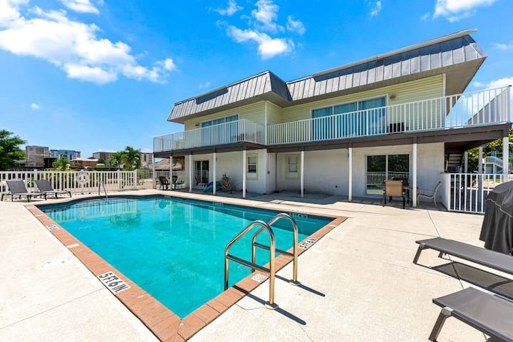 Cozy Beach Villa, Huge Shared Pool, Walk To Beach! - Fort Myers Beach, FL