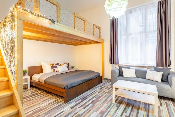 Ultra Central, Home Away From Home - Boedapest