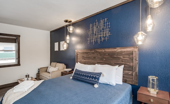 Relax & Refresh | Free Parking & Extra Vanity - Hastings, MN