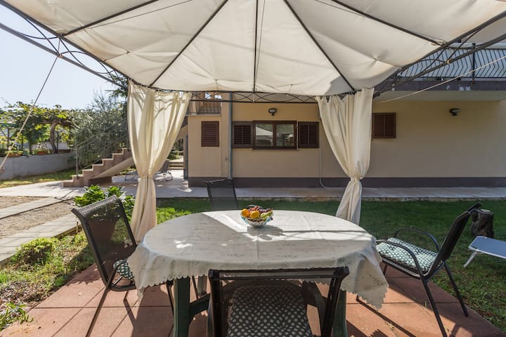 Apartment Silvia With Beautiful Large Private Gard - Poreč