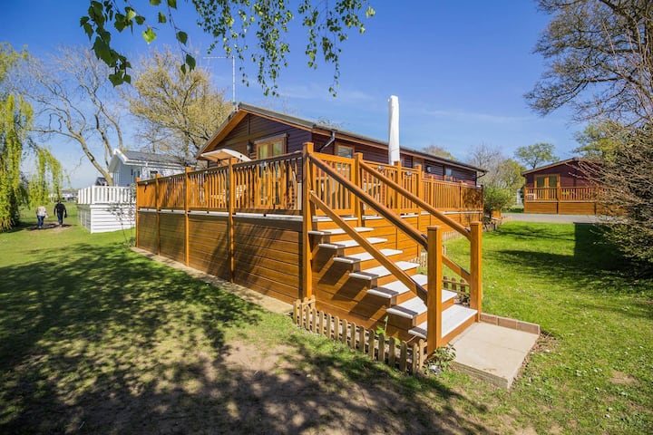 Stunning Lodge With Free Wifi For Hire At Carlton Meres In Suffolk Ref 60013m - Saxmundham