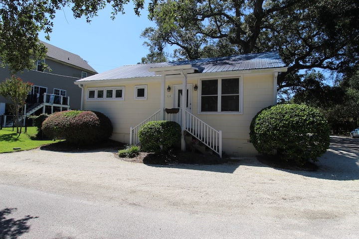 Pretty And Peaceful - Champagne Cottage - Folly Beach, SC