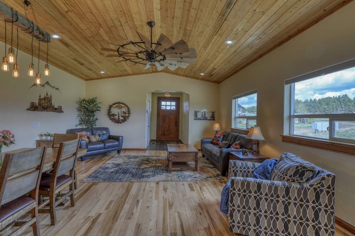 Bella Vista: Golf Course & Mountain Views, Modern Design, Electric Stove, Workspace, 5 Min To Shops! - Pagosa Springs, CO