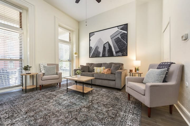 Spacious Townhouse + 2 Car Parking Pad - Sleeps9 - Pittsburgh, PA