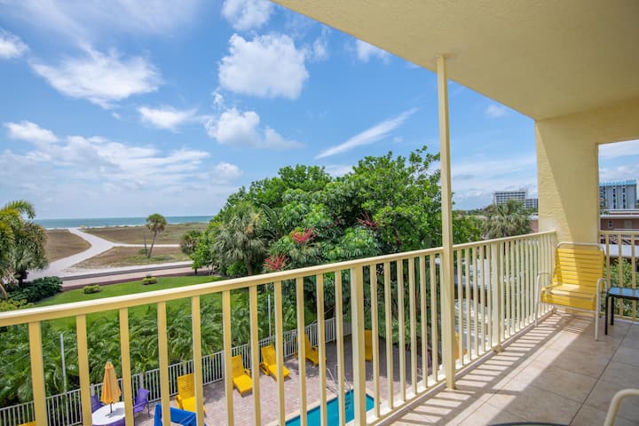 Beachfront Fun Close To Everything You Love - Treasure Island, FL