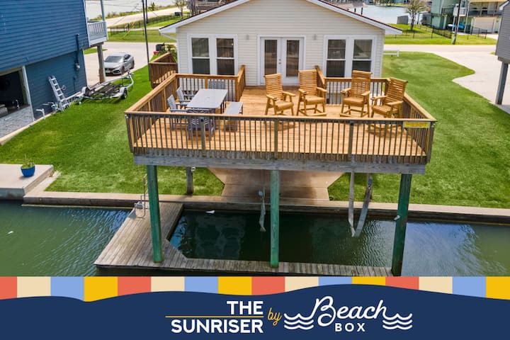 Stylish Home With Deck, Game Room & Canal Access - Jamaica Beach