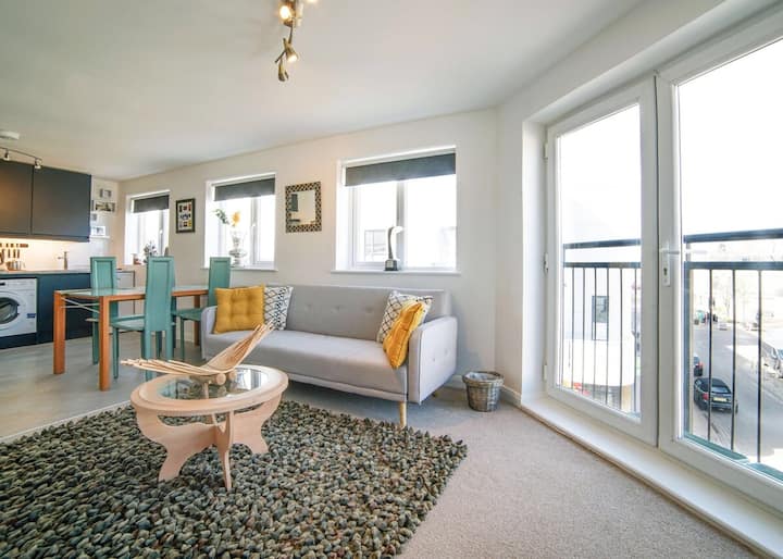 Modern Apt With F1 Memorabilia With High St Views - Bicester