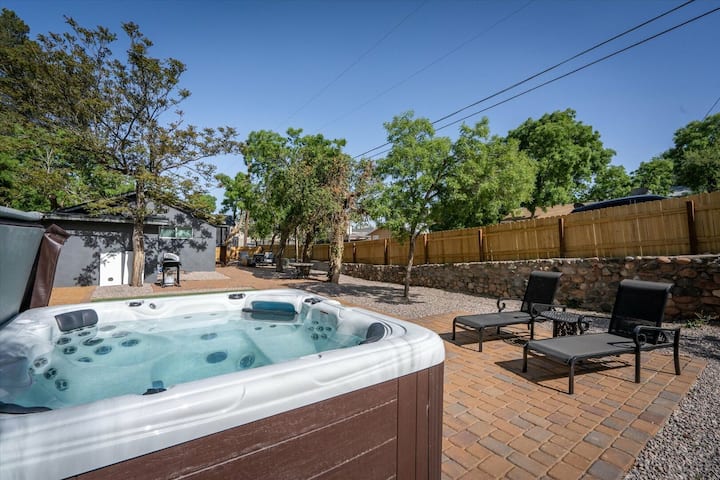 Modern Living | Yard | Spa | Fire Pit | Cornhole - Cottonwood, AZ