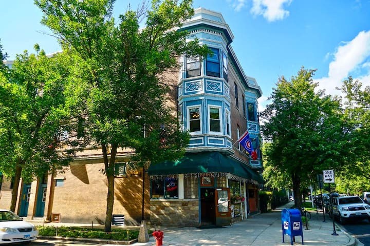 Fun / Bright / Cubs Apt | Near Wrigley! - West Town - Chicago