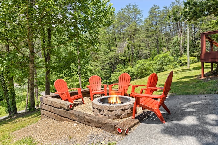 Dollywood W/ Pool Access, Fire Pit & Hot Tub! - Tennessee
