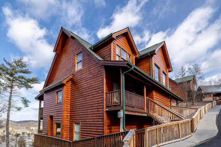 Spacious Cabin, Sleeps 6・pool Table・hot Tub - Pigeon Forge, TN