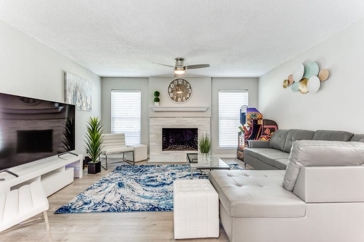 Reston Bright, Airy Home W/ In Ground Pool & Grill - Garland, TX