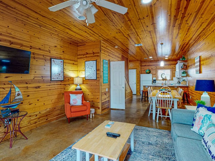 Located In Town, Close To Beach, Shared Pool, Pet Friendly, Golf Cart Access - Port Aransas, TX