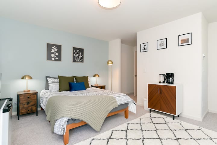 Stylish Suite Near Parks, Lake Wash + Stadiums! - Seattle, WA