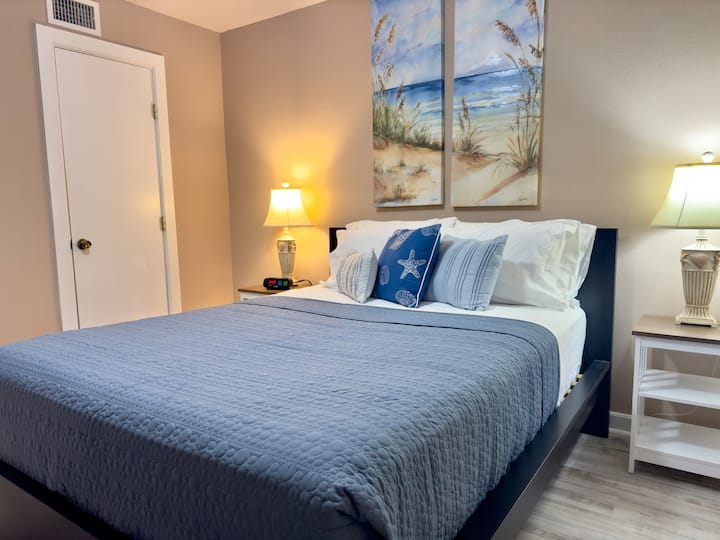 Cozy 1 Bedroom W/balcony, Pool, & Close To Beach! - Corpus Christi, TX