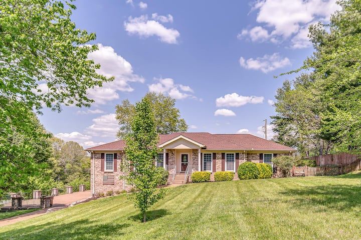 The Chestnut Cottage - Great Backyard - Brentwood, TN