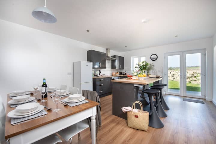 Cynibre - A House That Sleeps 6 - Porthcurno Beach