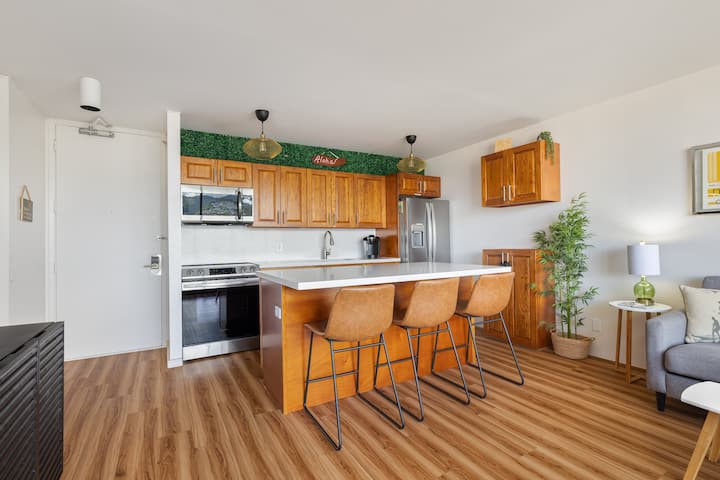 Elegant Waikiki Getaway: Kingbed, Views & Parking - Honolulu