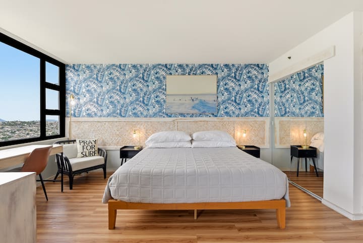 Elegant Waikiki Getaway: Kingbed, Views & Parking - Honolulu, HI