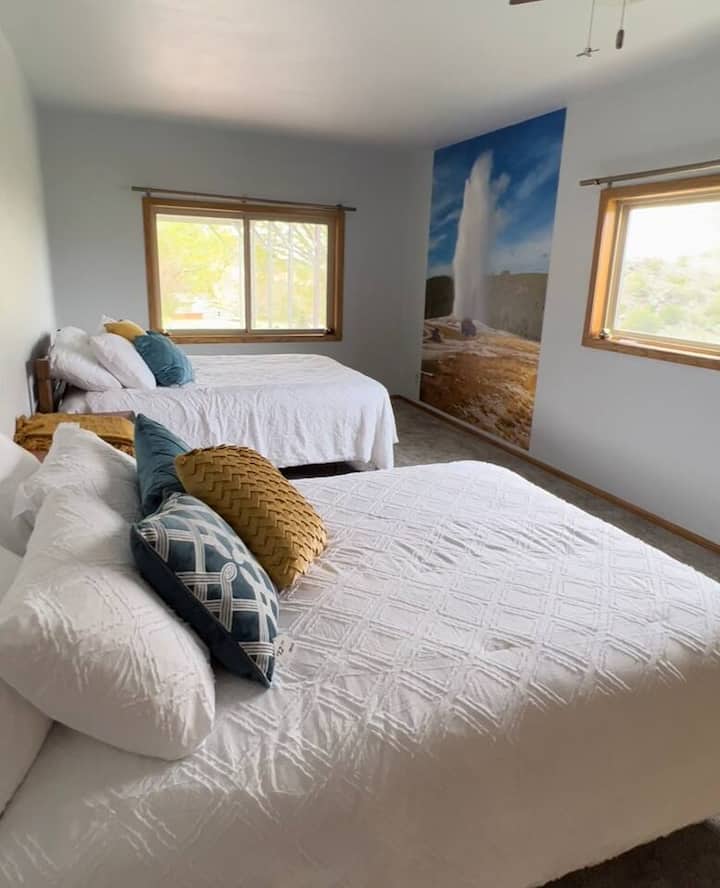 Cozy Escape: Hot Tub, Views, And Pet-friendly - Cody, WY
