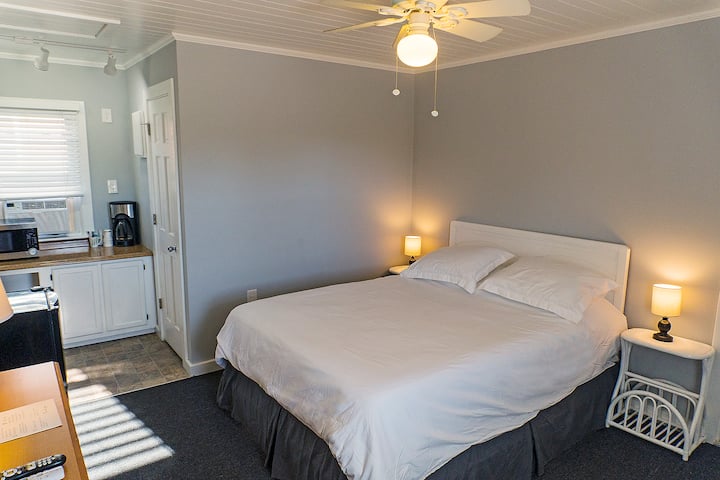 Simple Vibes | Queen Motel Room Steps From Ocean! - Buxton, NC