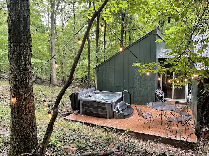 Romantic, Hot Tub, King Bed, Private, Pet-friendly - West Virginia