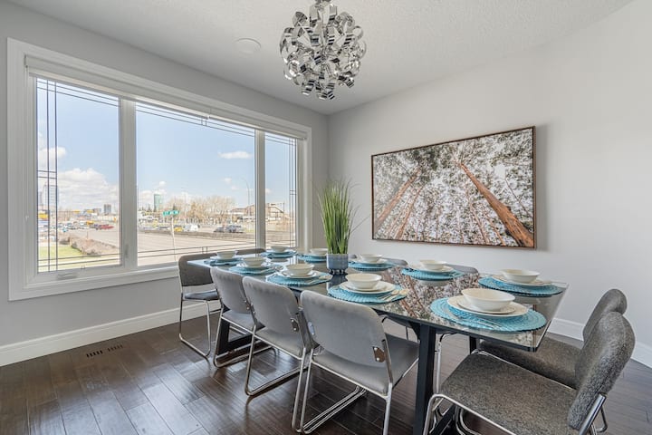 Modern 4br Duplex Near Downtown 4th Street & Train - Calgary