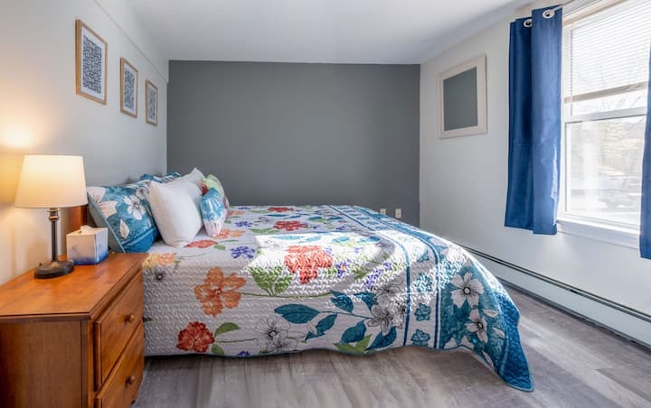 Free Breakfast_2 Bedroom_main Street Apartment B - Bar Harbor, ME