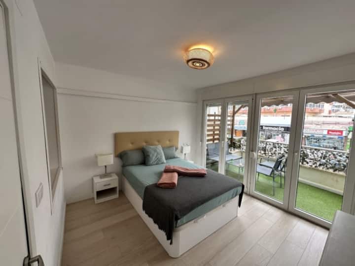 Central Apartment With Terrace & Seasonal Pool - Torremolinos