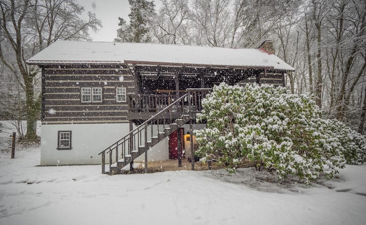 Cozy Cabin W/ Hot Tub, Enjoy Skiing & Tubing - Sugar Mountain, NC
