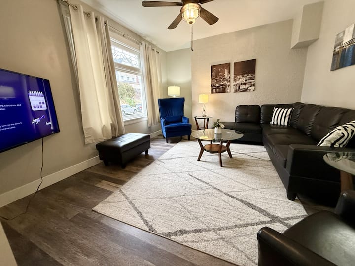 Super Updated 4br W/ Large Deck - Pittsburgh, PA