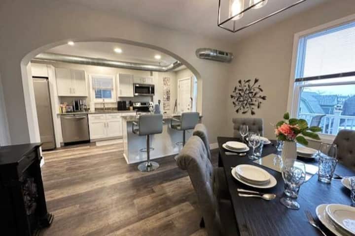 Super Updated 4br W/ Large Deck - Pittsburgh, PA