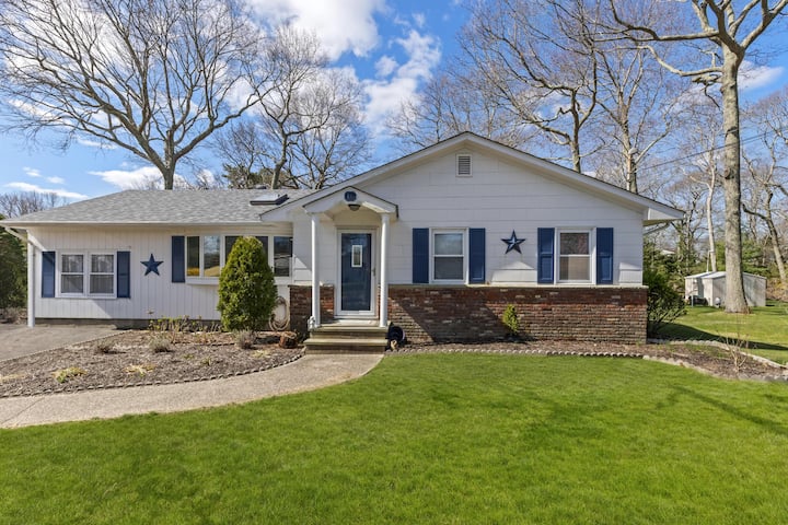 Poppy’s Hampton House | 3br + Bonus | Near Beach - Hampton Bays, NY