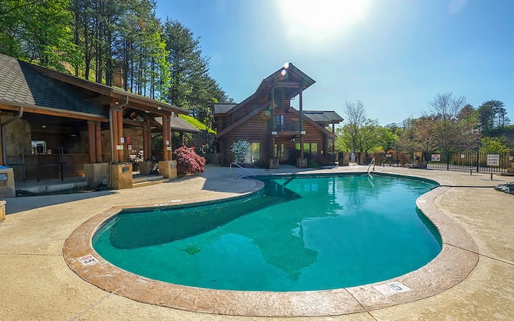 Pop's Place - King Bed, Indoor Pool Access - Pigeon Forge, TN