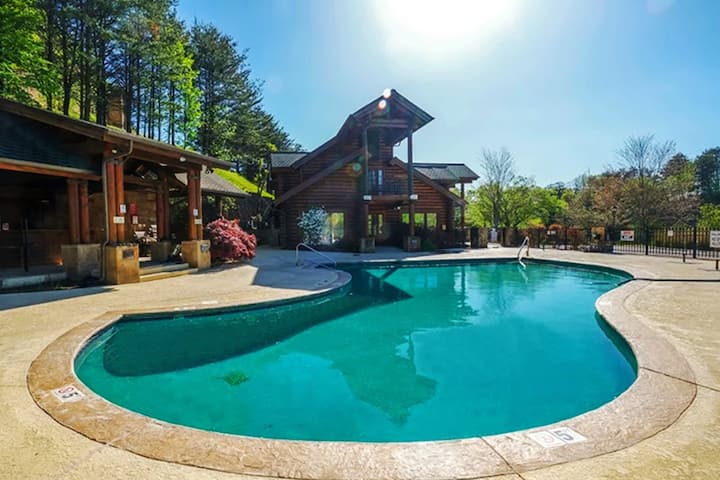 Pop's Place - King Bed, Indoor Pool Access - Gatlinburg, TN