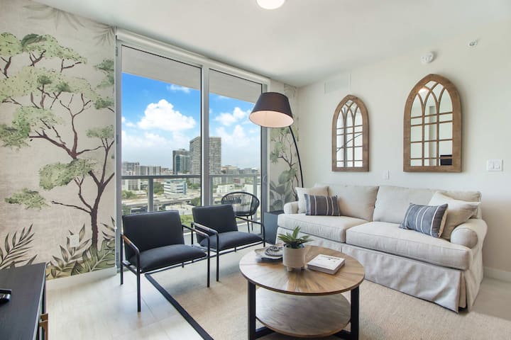 One Bedroom Condo King Bed With City Views - Hialeah, FL