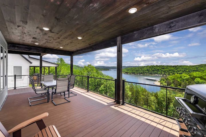 Luxe Lakefront Cabin | Dock, Pools, Pickleball - Kimberling City, MO