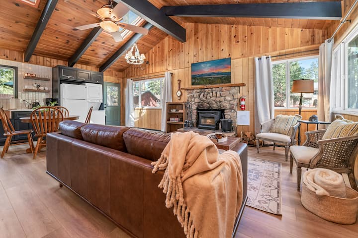 Walk To Lake & Village! Cozy Oasis Cabin - Big Bear Lake, CA