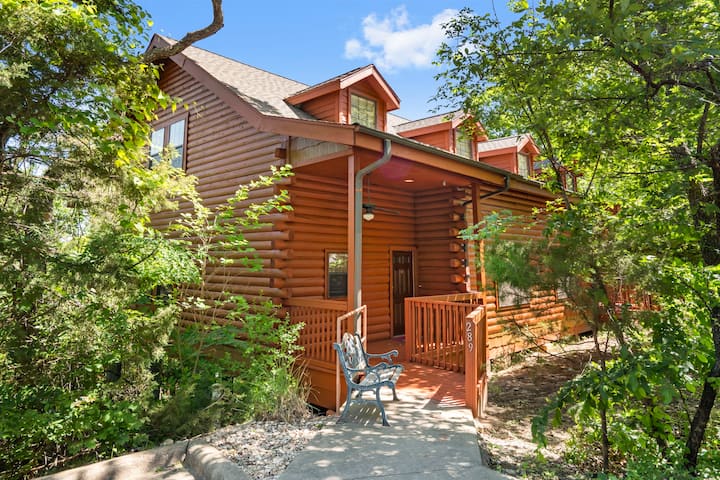 Cozy Cedar Cabin Close To Branson Fun - Branson, MO