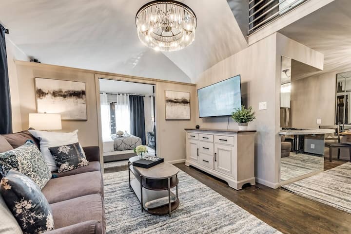Stylish 2br Loft W/ Private Balcony - Dallas