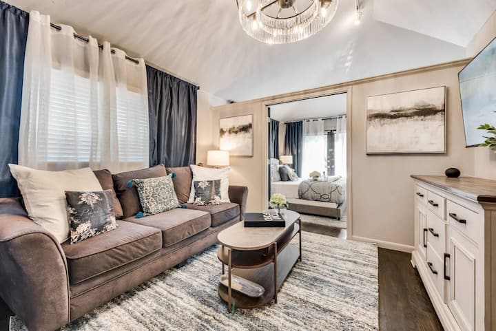 Stylish 2br Loft W/ Private Balcony - Dallas, TX