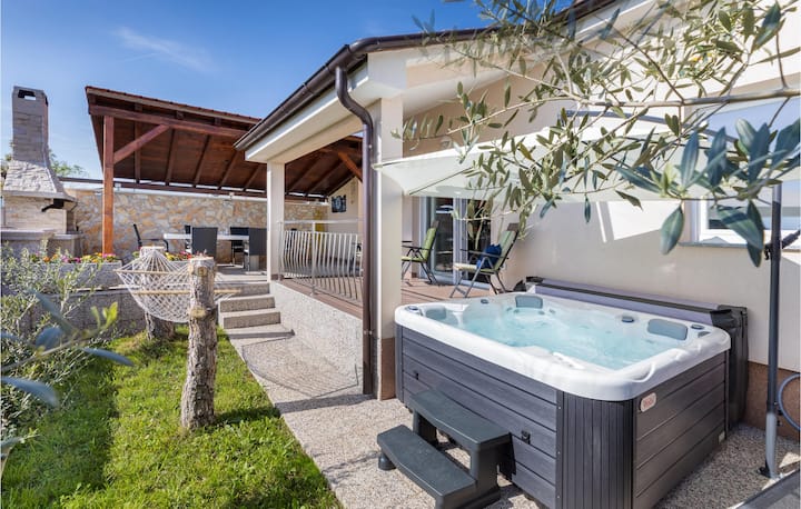 Nice Home In Valbandon With Jacuzzi - Pula