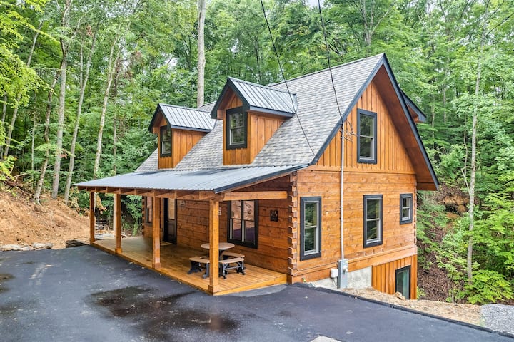 Sleeps 10 • Indoor Pool • Hot Tub • Game Room - Sevierville, TN