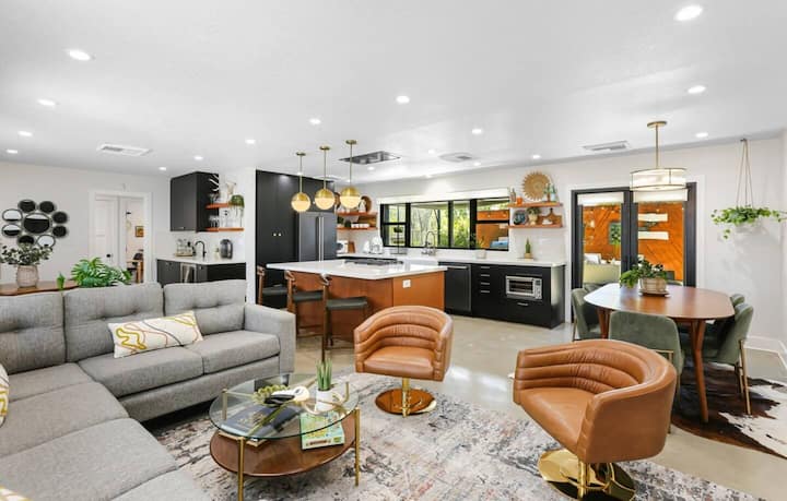 Large Outdoor Retreat Pool Hot Tub Close To Beach - Huntington Beach, CA