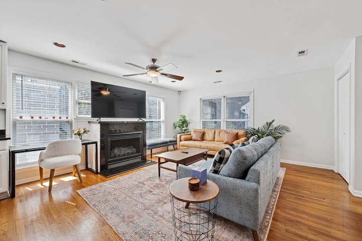 Old Town 3bd 3ba Coach House, Garage Parking Incl - Grant Park, IL