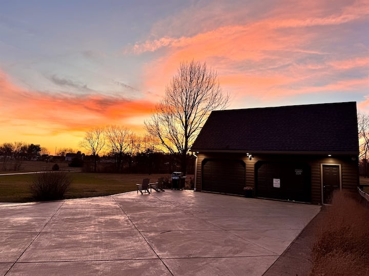Private Building, Quiet, Convenient, On 5 Acres! - Bloomington