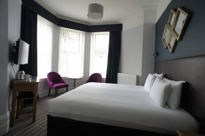 Superior En-suite With Free Parking - 본머스